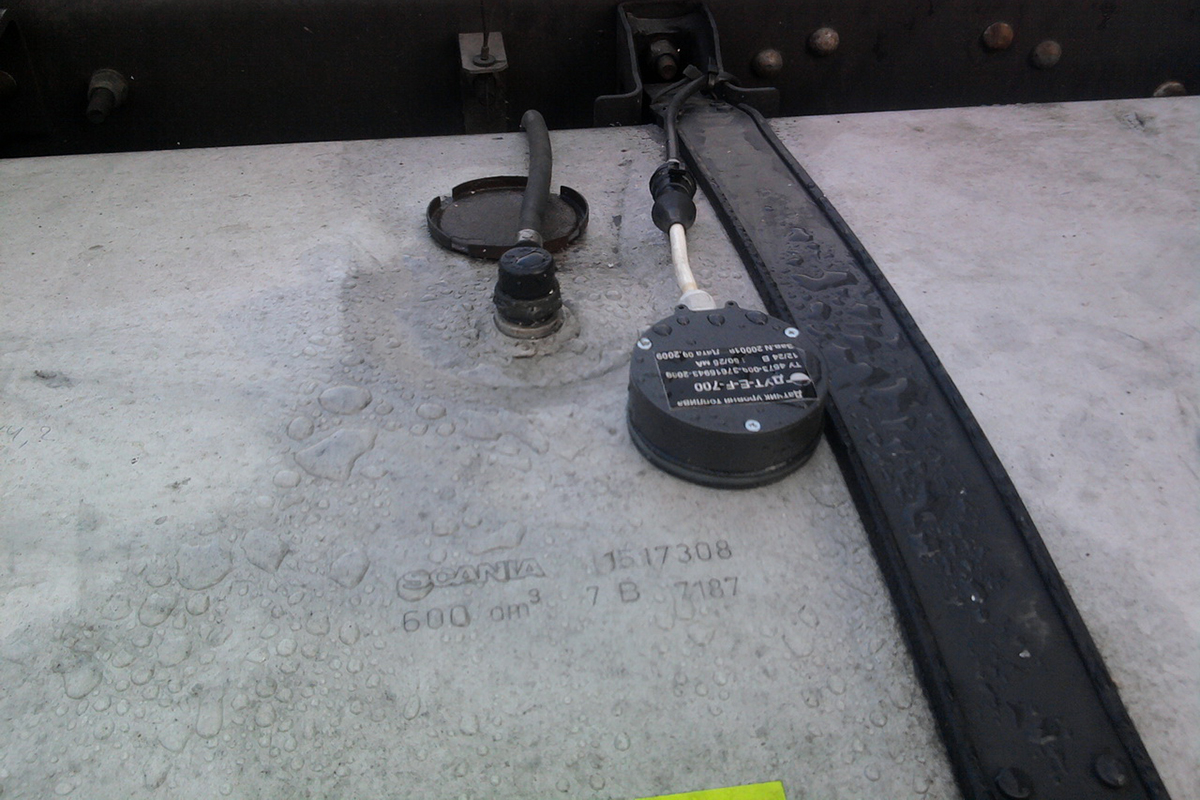 Установка датчика уровня топлива DUT-E на Scania R420 | Technoton